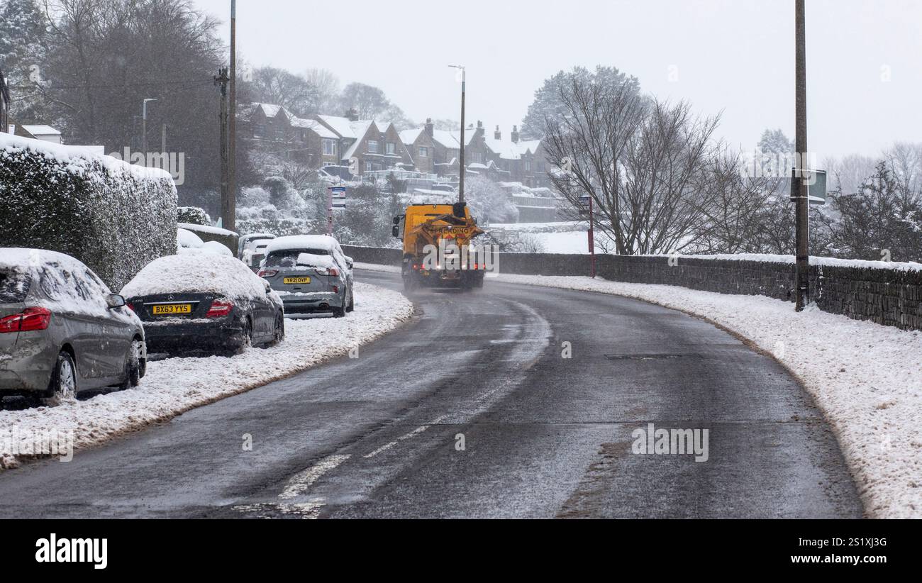 West Yorkshire, UK. 5th Jan, 2025. UK Weather. Heavy overnight snow in ...