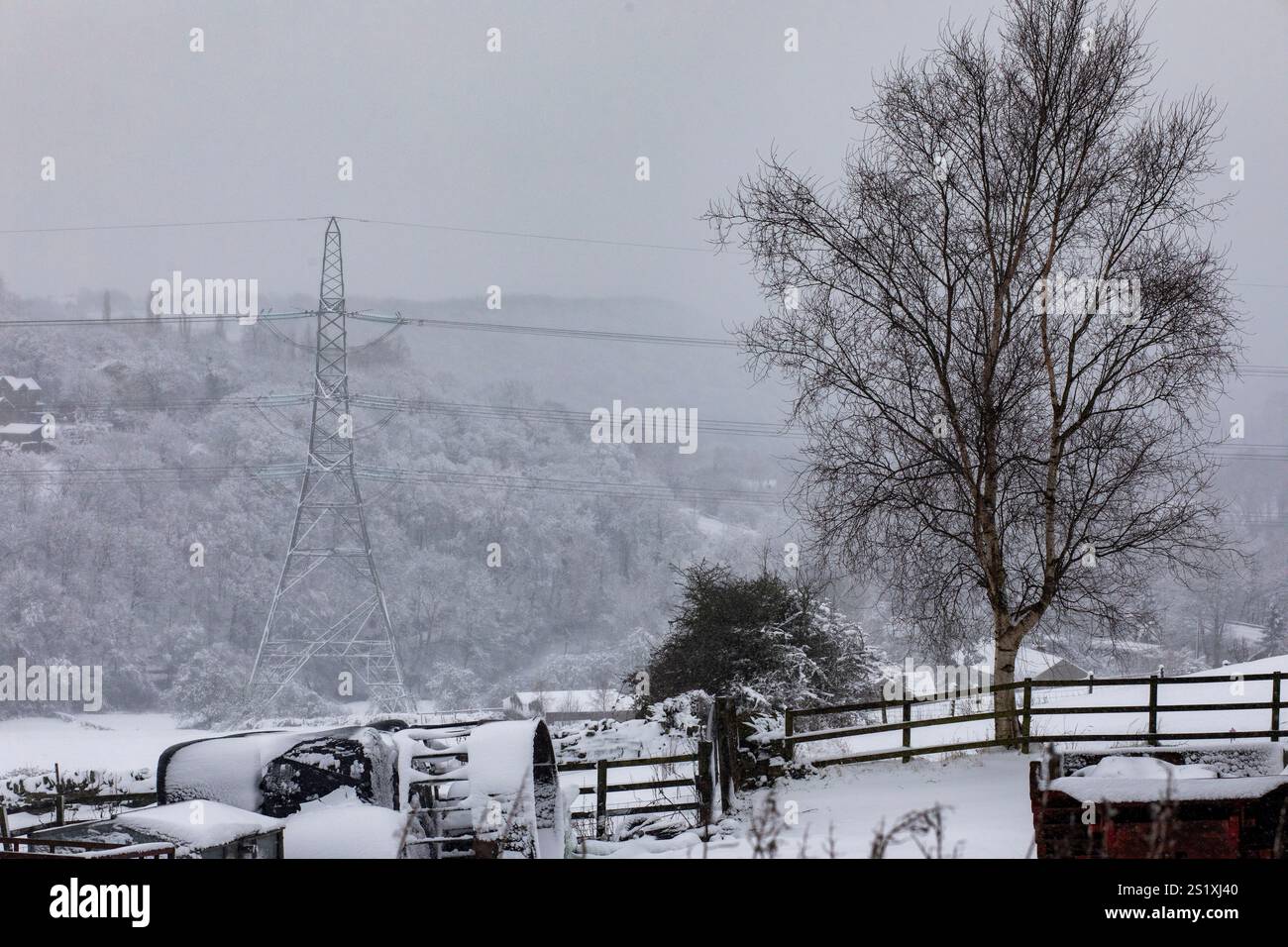 West Yorkshire, UK. 5th Jan, 2025. UK Weather. Heavy overnight snow in ...