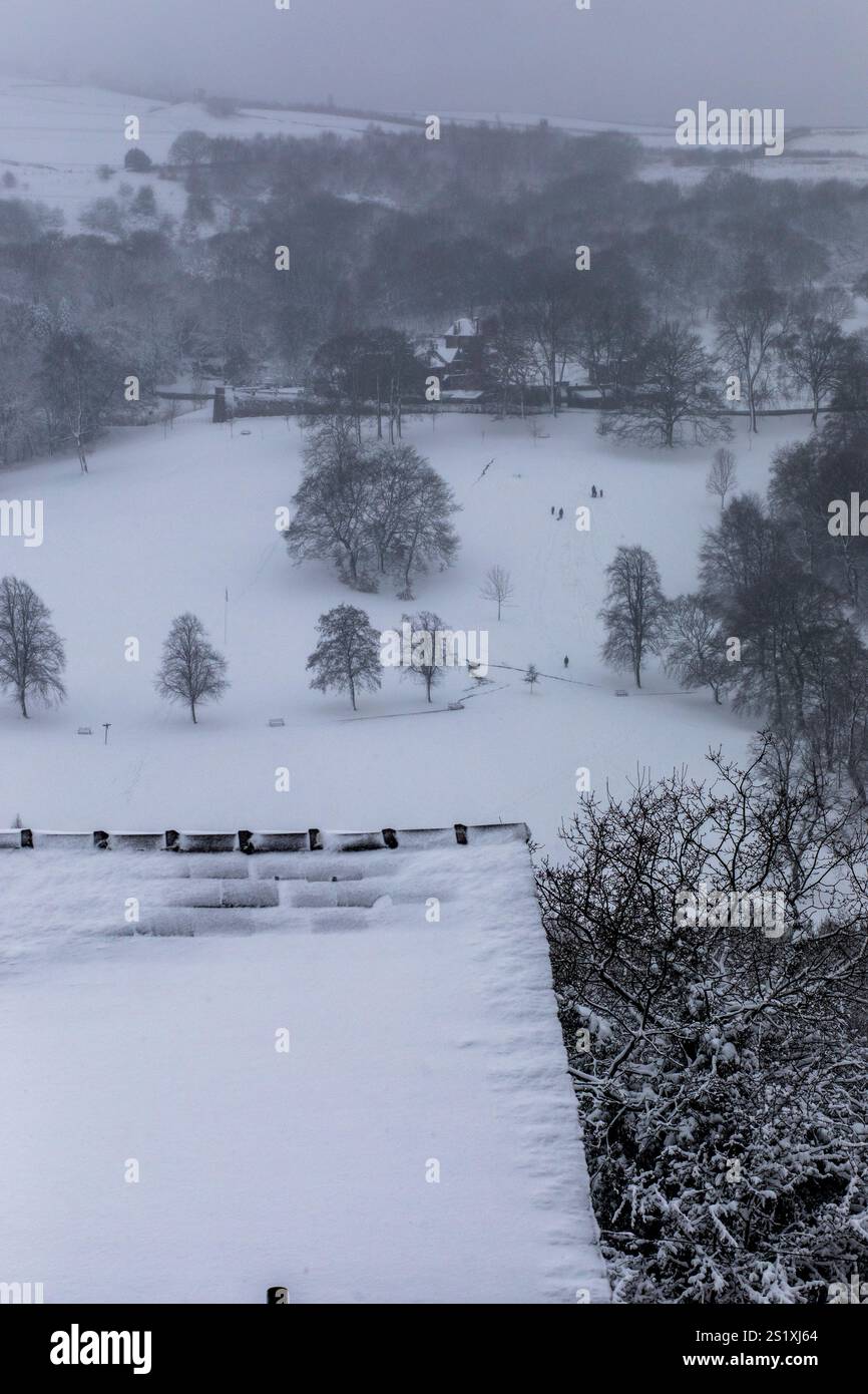 West Yorkshire, UK. 5th Jan, 2025. UK Weather. Heavy overnight snow in ...