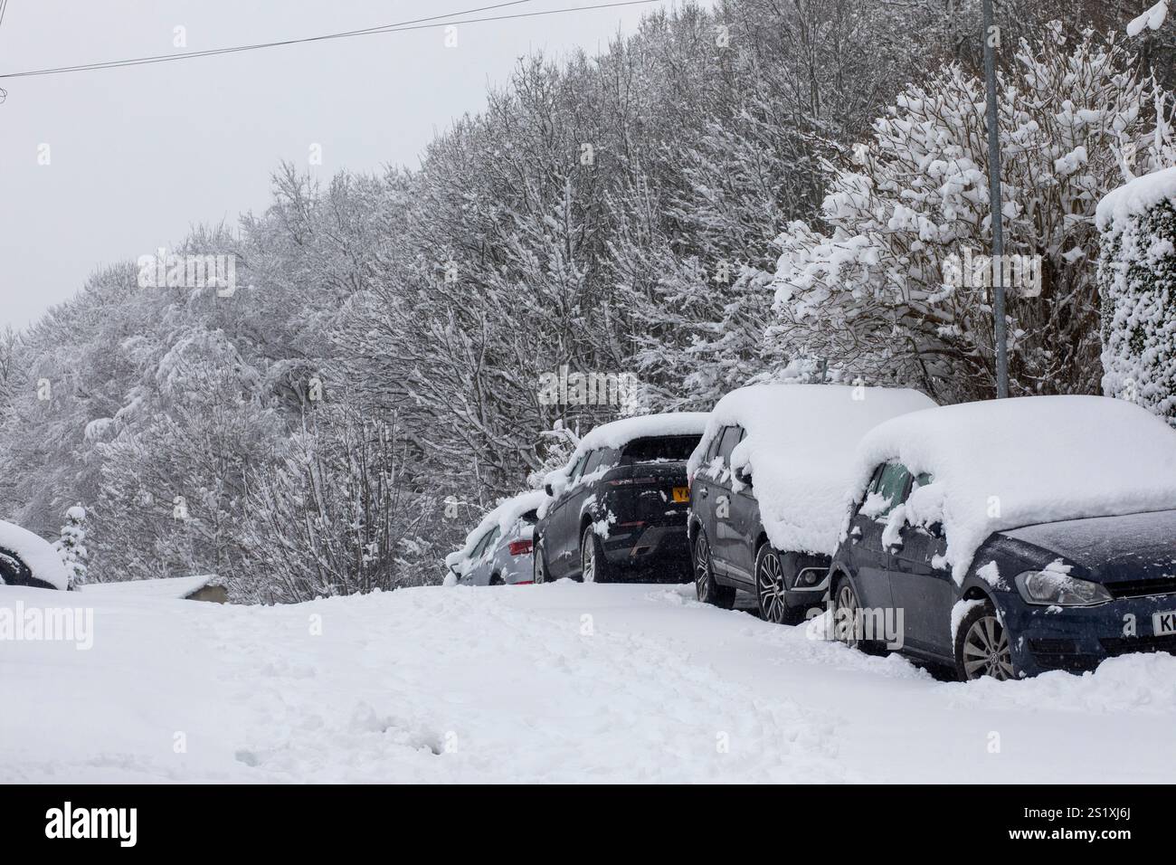 West Yorkshire, UK. 5th Jan, 2025. UK Weather. Heavy overnight snow in ...