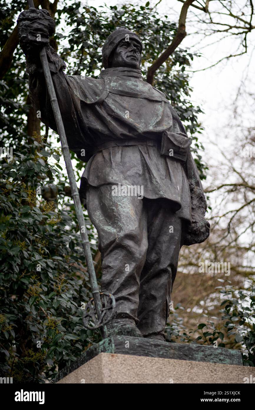 Statue of the Antarctic explorer, Captain Robert Falcon Scott in ...