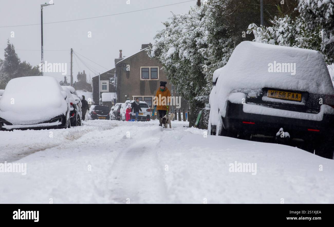 West Yorkshire, UK. 5th Jan, 2025. UK Weather. Heavy overnight snow in ...