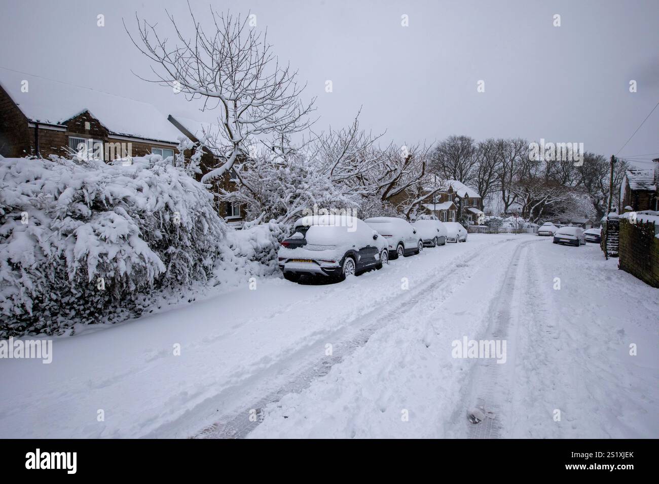 West Yorkshire, UK. 5th Jan, 2025. UK Weather. Heavy overnight snow in ...