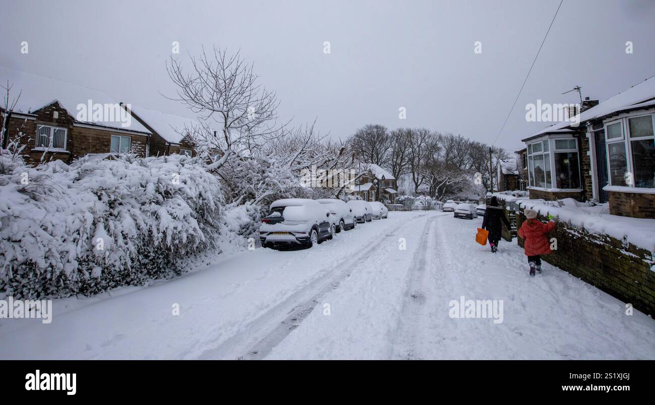 West Yorkshire, UK. 5th Jan, 2025. UK Weather. Heavy overnight snow in ...