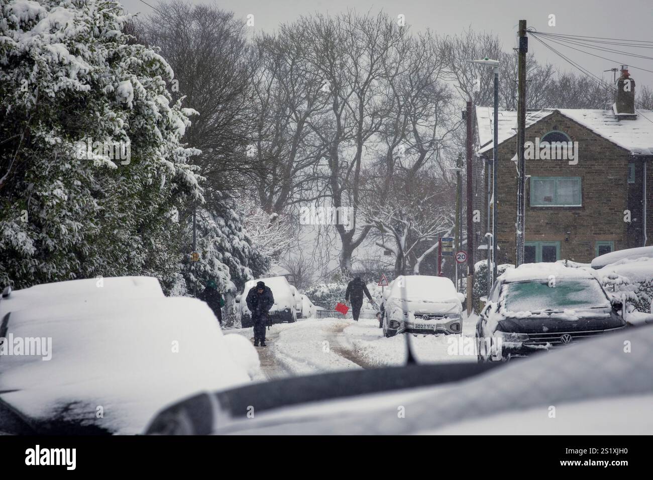 West Yorkshire, UK. 5th Jan, 2025. UK Weather. Heavy overnight snow in ...
