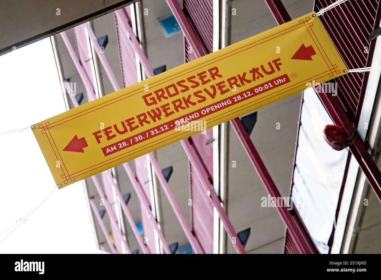 Banner mit Wegweisung zum Böller- und Feuerwerkverkauf in einem Laden ...