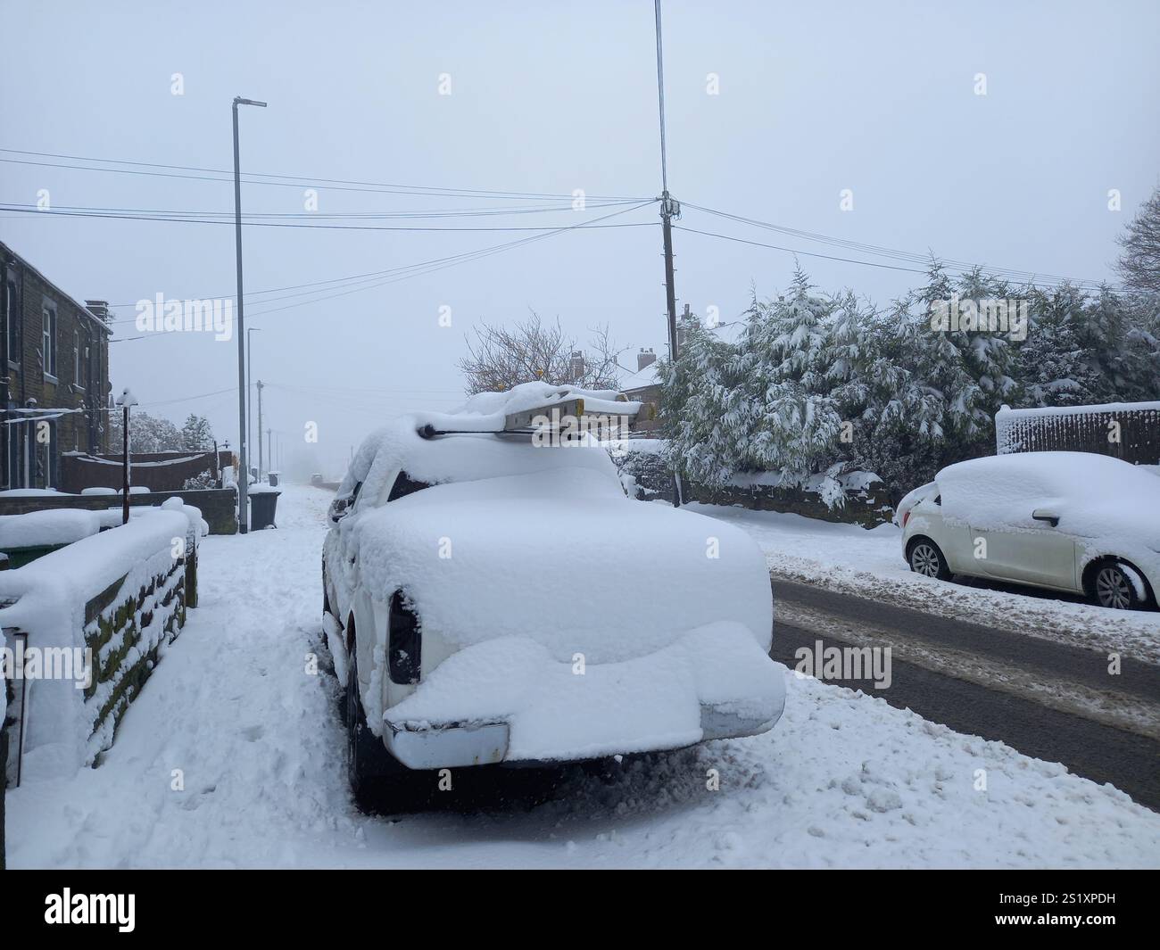 Snow in Morley, West Yorkshire. Heavy overnight snow is causing ...