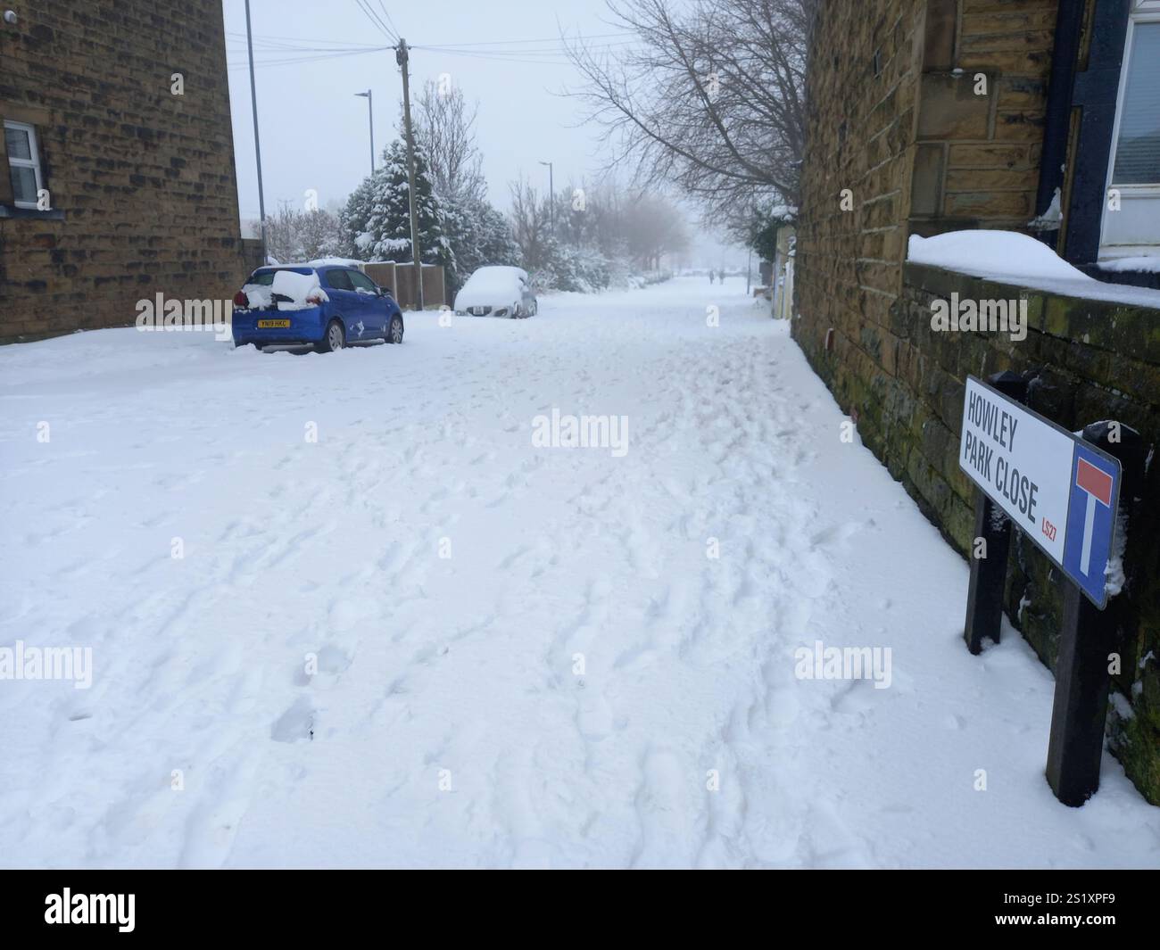 Snow in Morley, West Yorkshire. Heavy overnight snow is causing ...