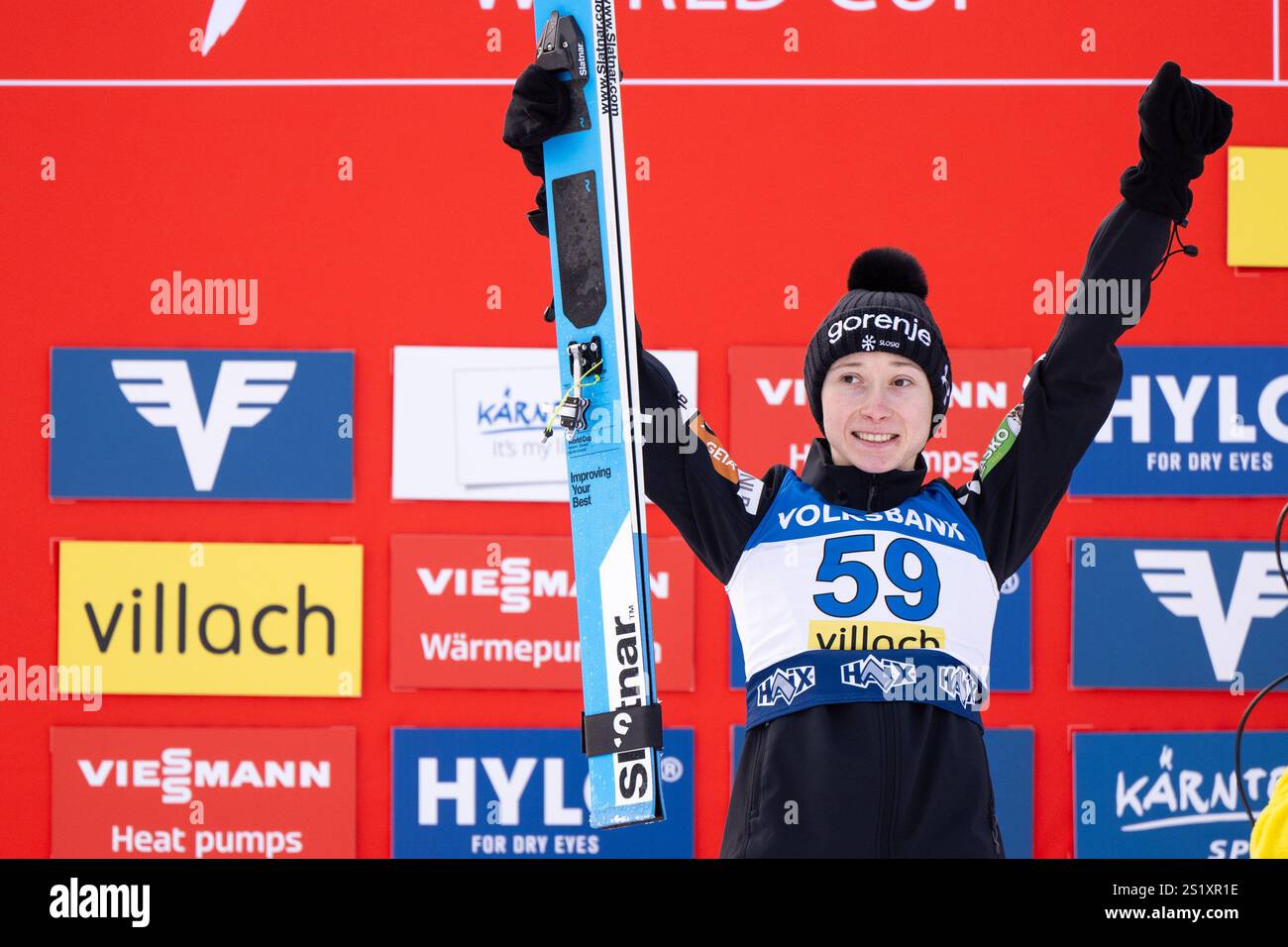 Nika Prevc (Slowenien) jubelt auf dem Podium bei der Siegerehrung ueber ...