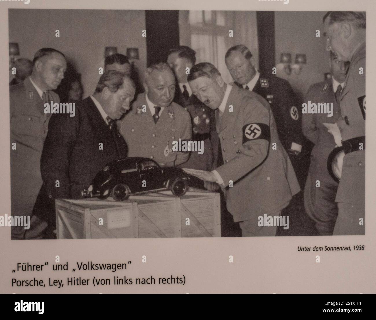 Ein historisches Foto von Porsche, Ley und Hitler mit einem Volkswagen im KdF ...