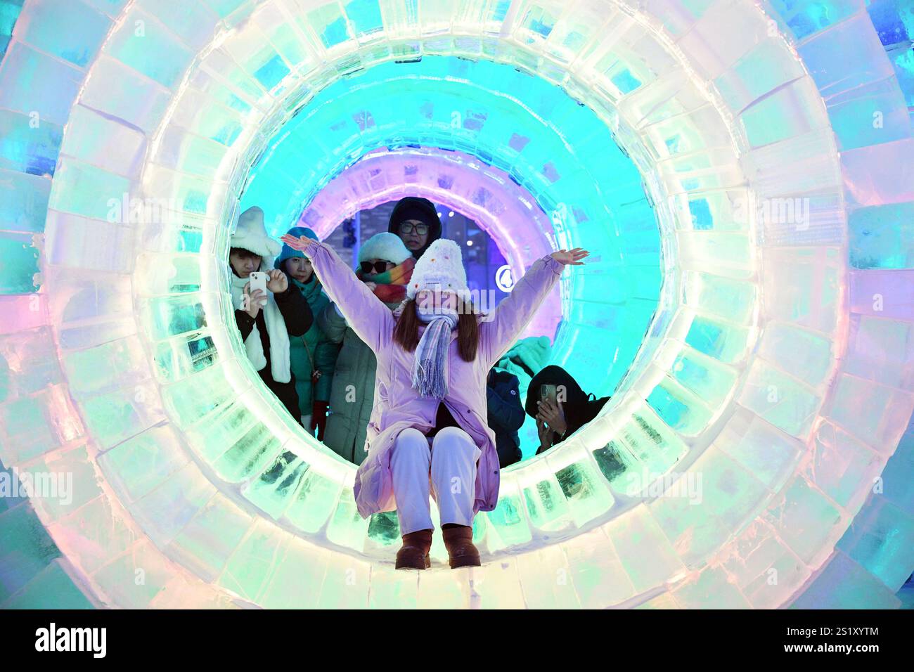 (250105) -- HARBIN, Jan. 5, 2025 (Xinhua) -- A visitor poses for photos ...