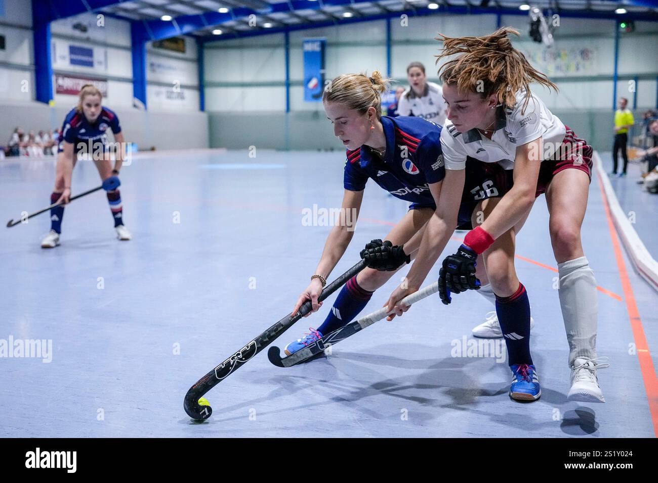 v.li.: Laura Schubert (MHC, 56), Nike Beckhaus (MSC, 21), Zweikampf ...