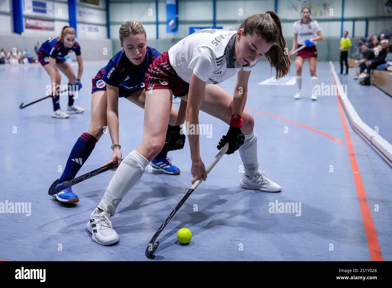 v.li.: Laura Schubert (MHC, 56), Nike Beckhaus (MSC, 21), Zweikampf ...