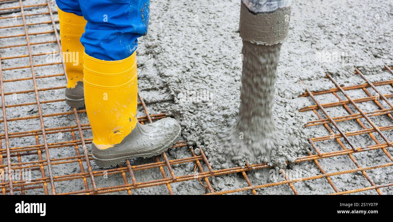 Betonieren von einem Fundament Bauarbeiter betonieren das Fundament von einem neuen Wohnhaus ...