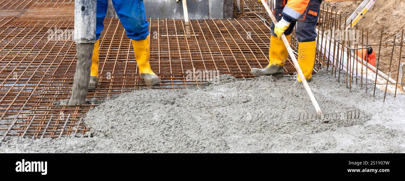 Betonieren von einem Fundament Bauarbeiter betonieren das Fundament von einem neuen Wohnhaus ...