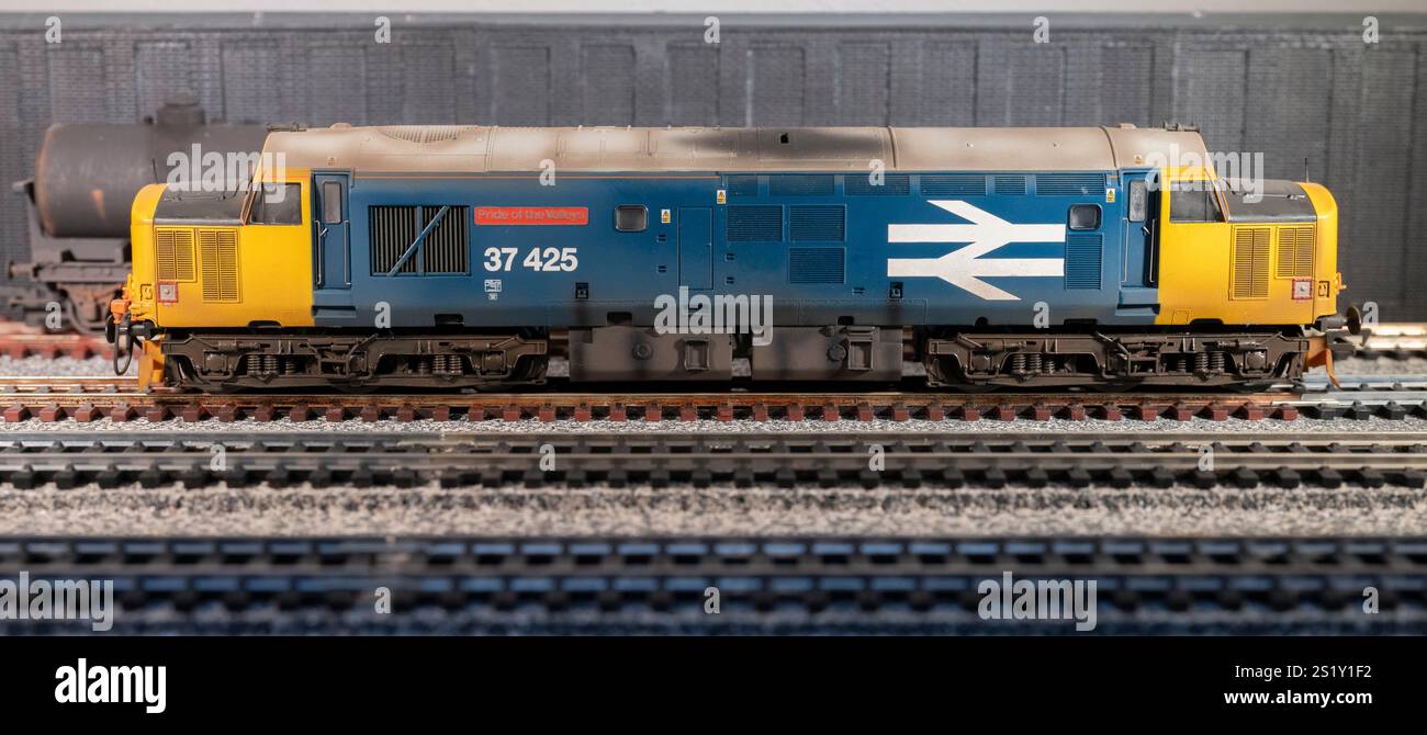 Class 37 diesel locomotive 37425, Pride of the Valleys, 00 gauge scale ...