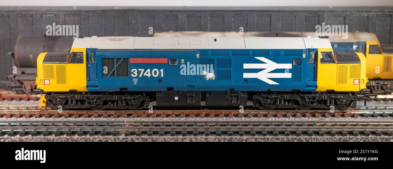 Class 37 diesel locomotive 37401 Mary Queen of Scots, 00 gauge scale ...