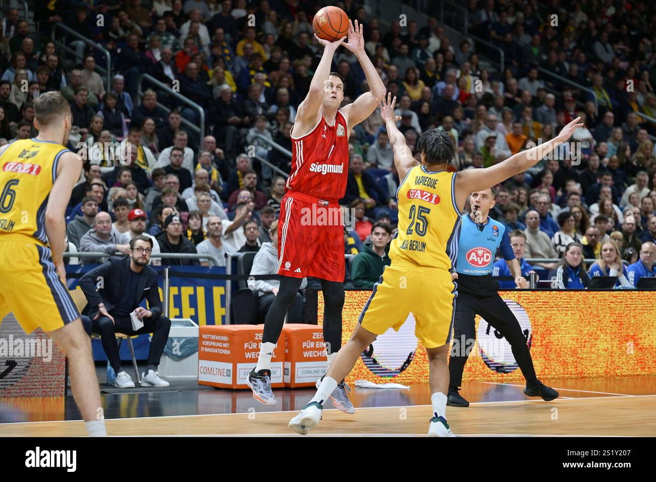 Johannes Voigtmann (FC Bayern Muenchen, #07), GER, ALBA Berlin vs. FC ...