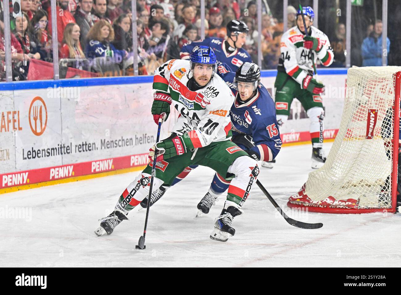 im Duell Chris COLLINS (Augsburger Panther #10) und Louis-Marc AUBRY ...