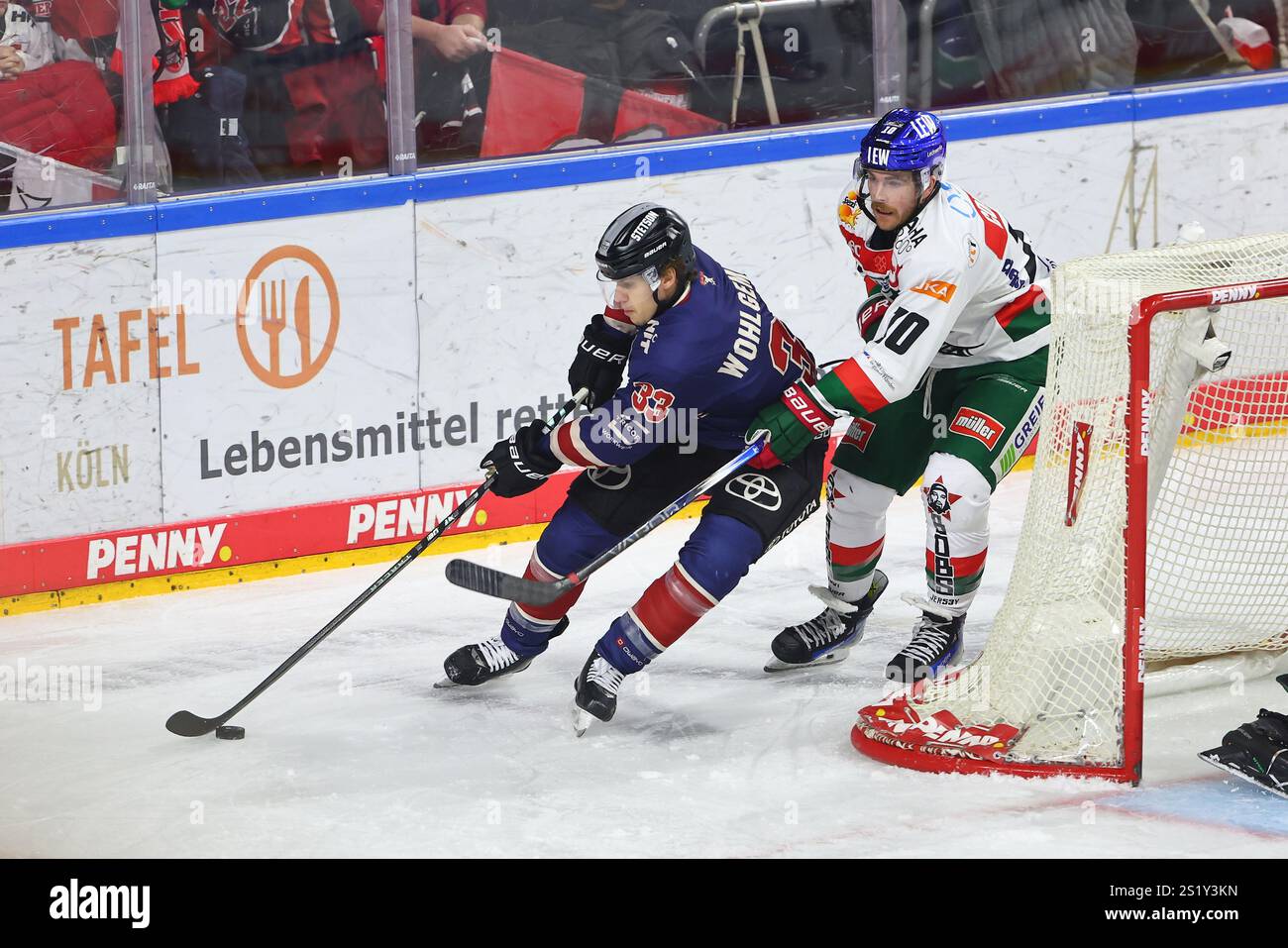 Tim Wohlgemuth (Koeln) im Zweikampf mit Chris Collins (Augsburg ...