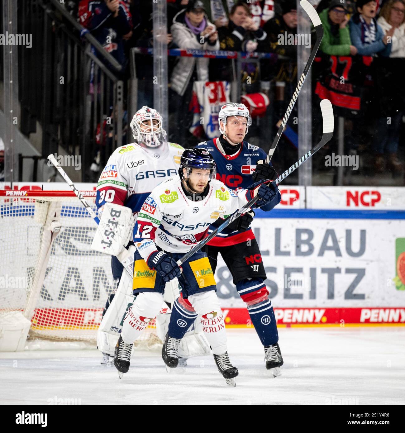 Eric Mik (12, Eisbaeren Berlin ) Ryan Stoa (13, Nuernberg Ice Tigers ...