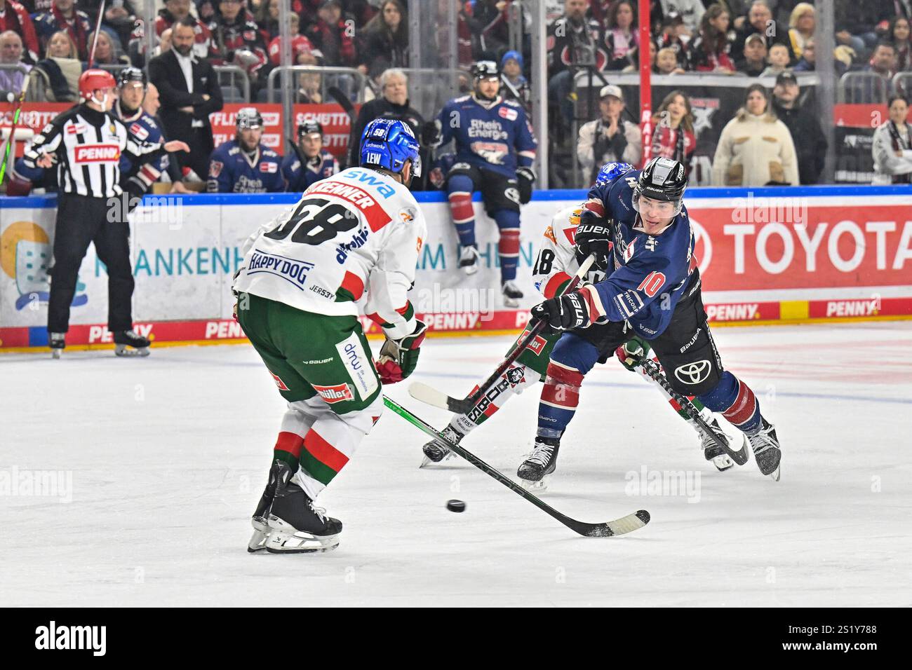 in dieser Szene blockt Maximilian RENNER (Augsburger Panther #58) einen ...