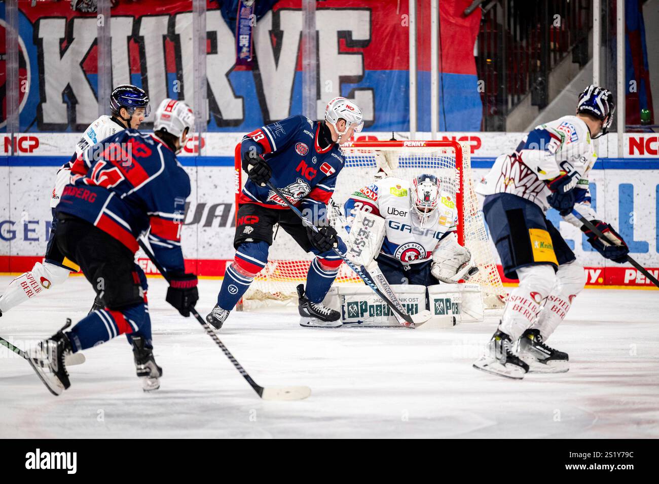 Ryan Stoa (13, Nuernberg Ice Tigers, NIT ) Jake Hildebrand (30 ...