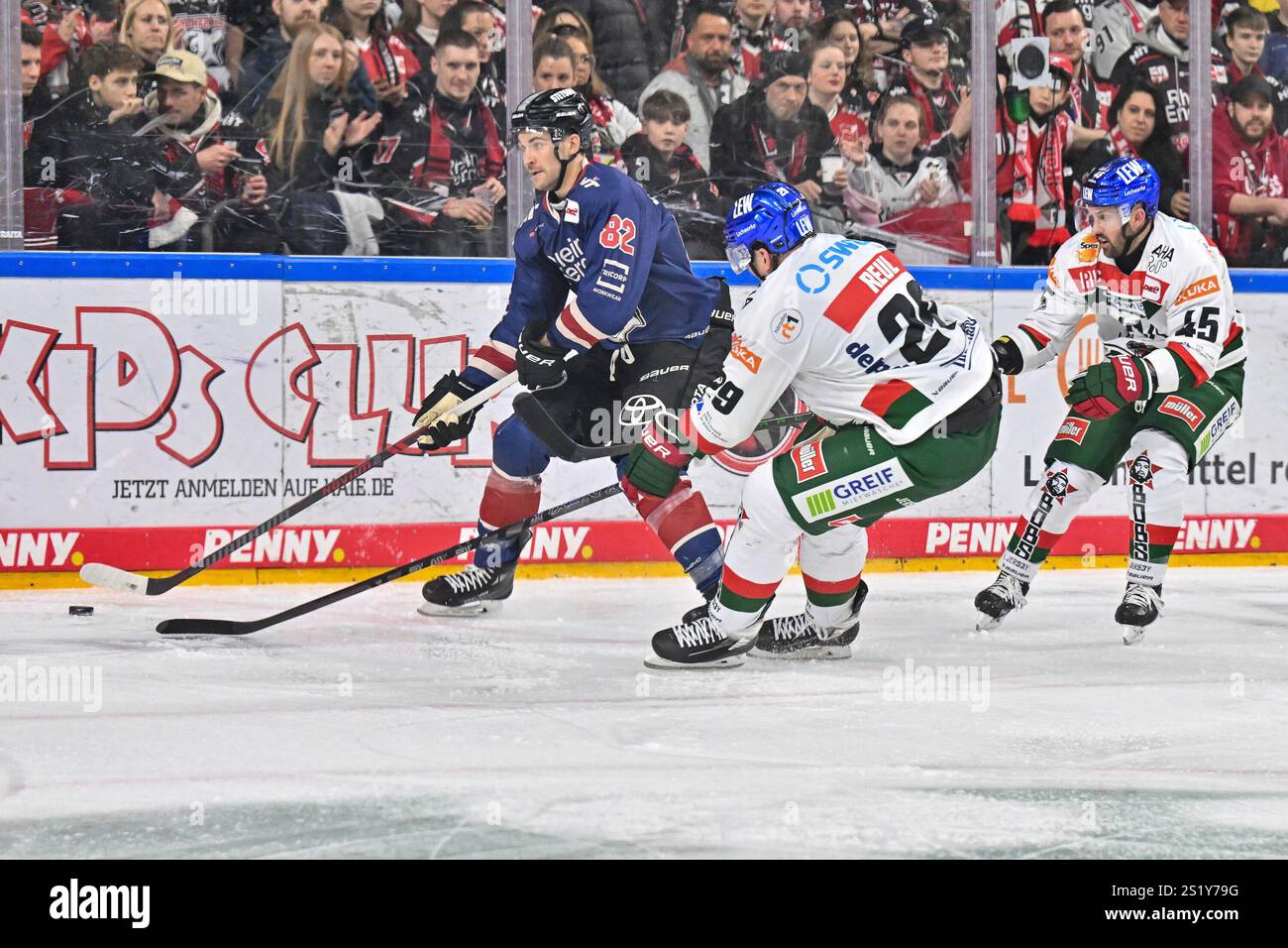 im Duell Alexandre GRENIER (Koelner Haie #82) und Denis REUL ...