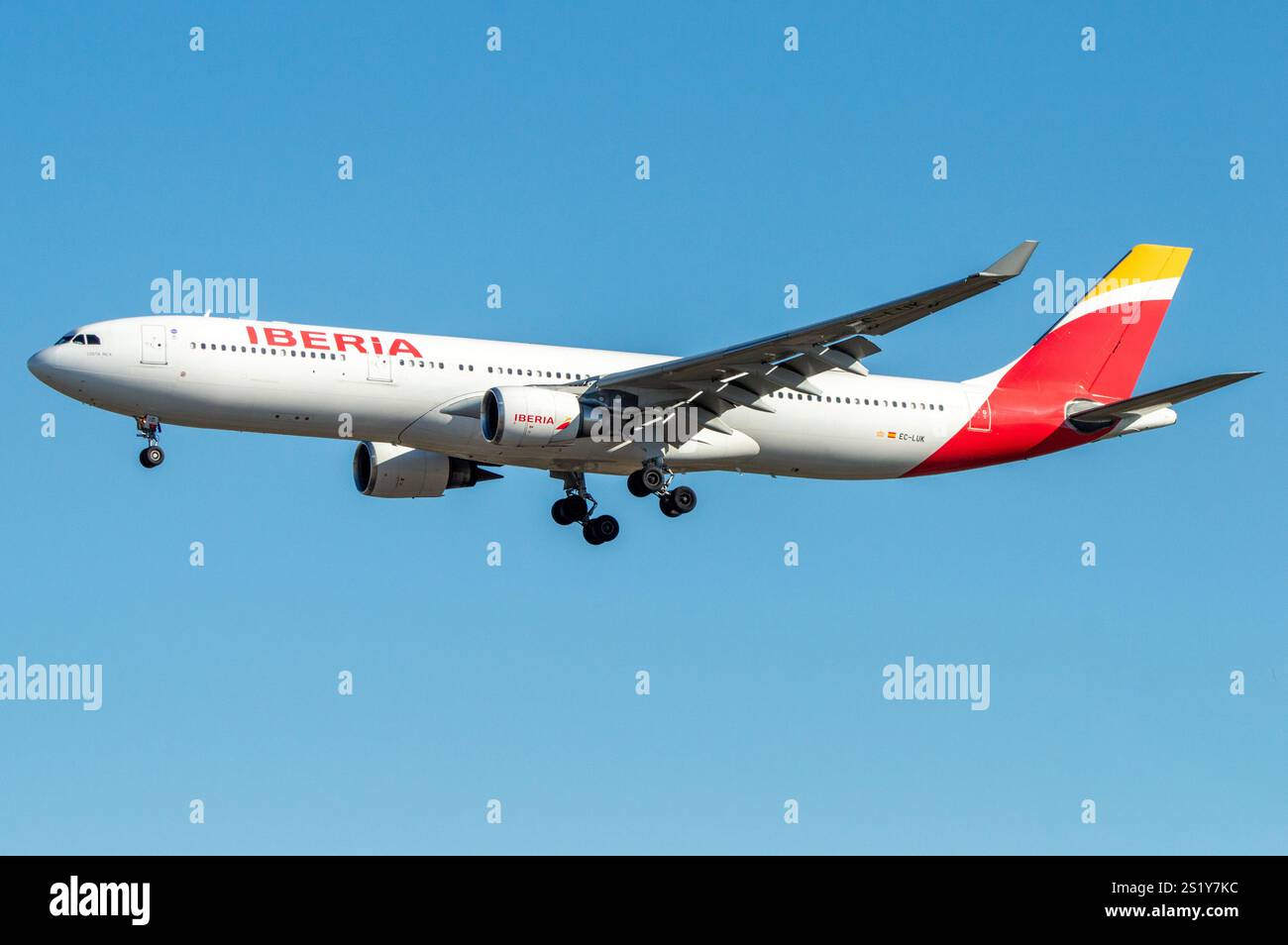 Aeropuerto de Madrid Barajas. Avión de línea de largo radio Airbus A330 ...