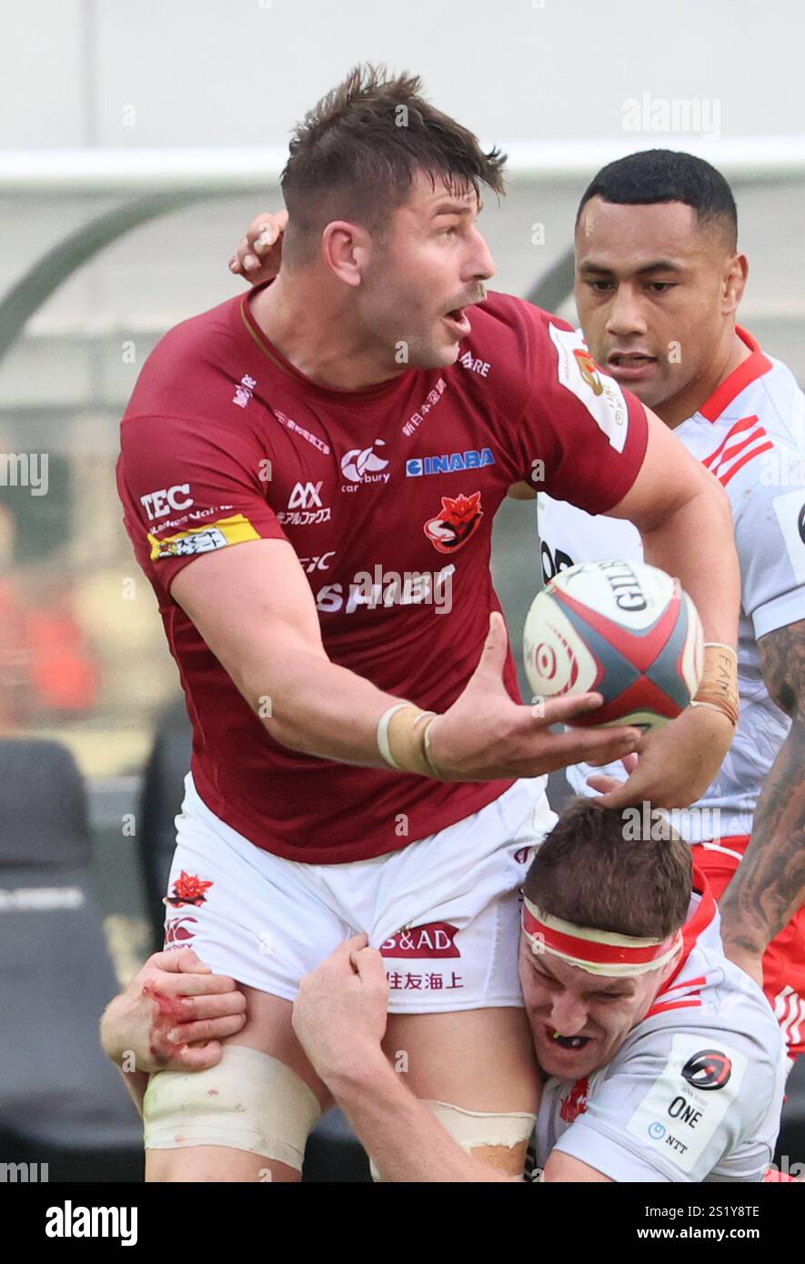 January 5, 2025, Tokyo, Japan - Toshiba Brave Lupus Tokyo lock Jacob Pearce passes the ball ...