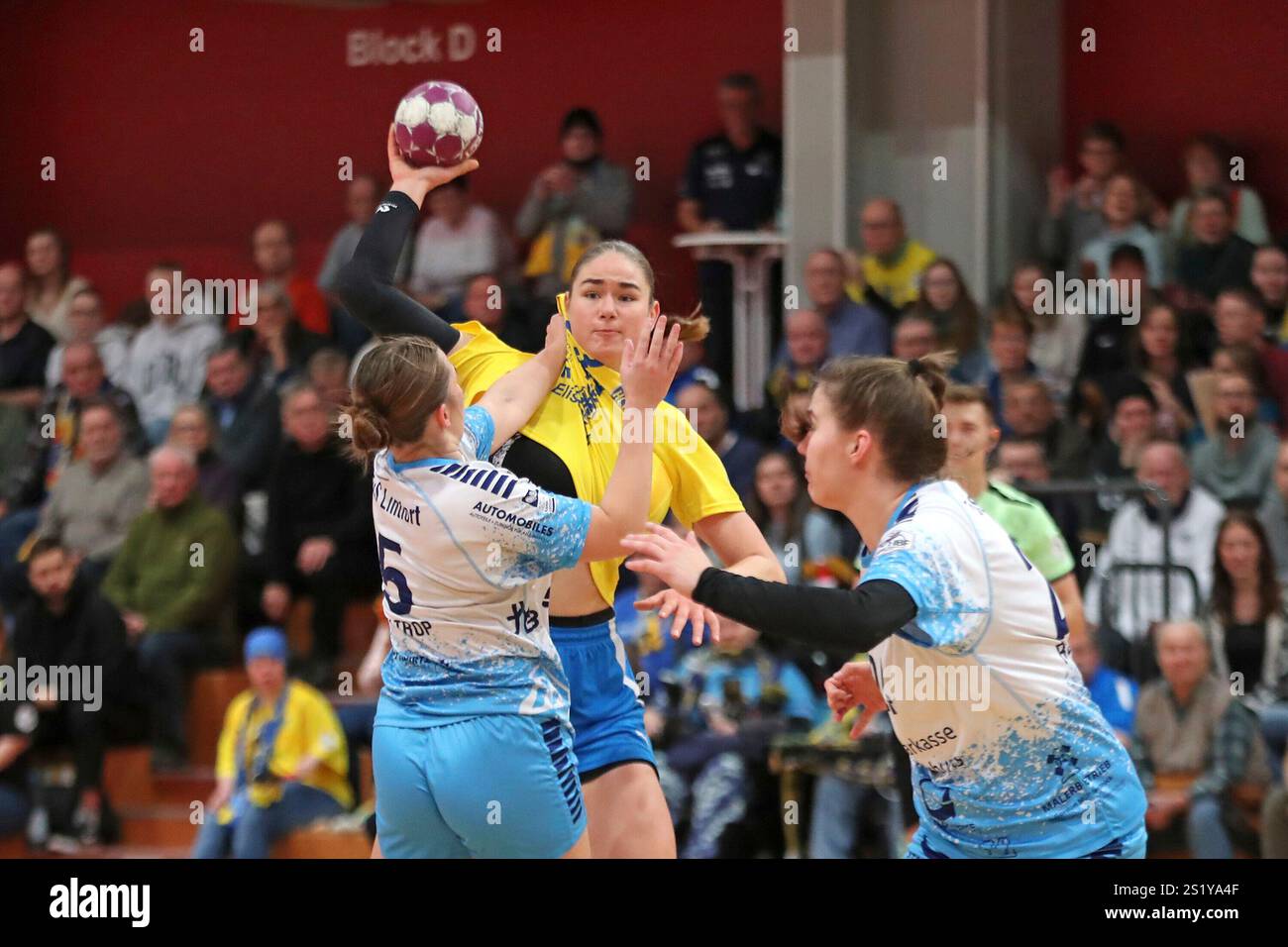 Marlene Tucholke (23, HC Leipzig) wird attackiert von Eline Veltrop (5 ...