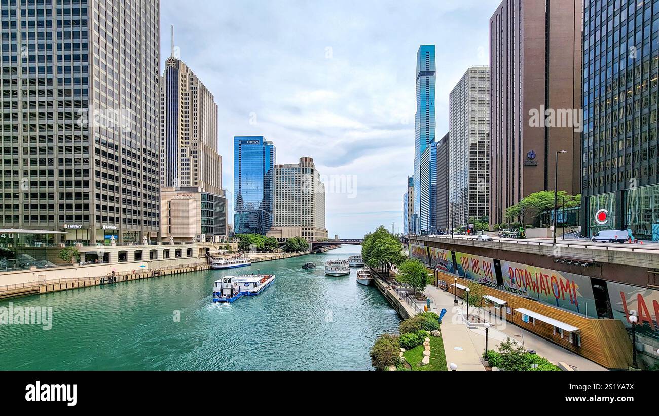 Chicago river downtown iconic hi-res stock photography and images - Alamy
