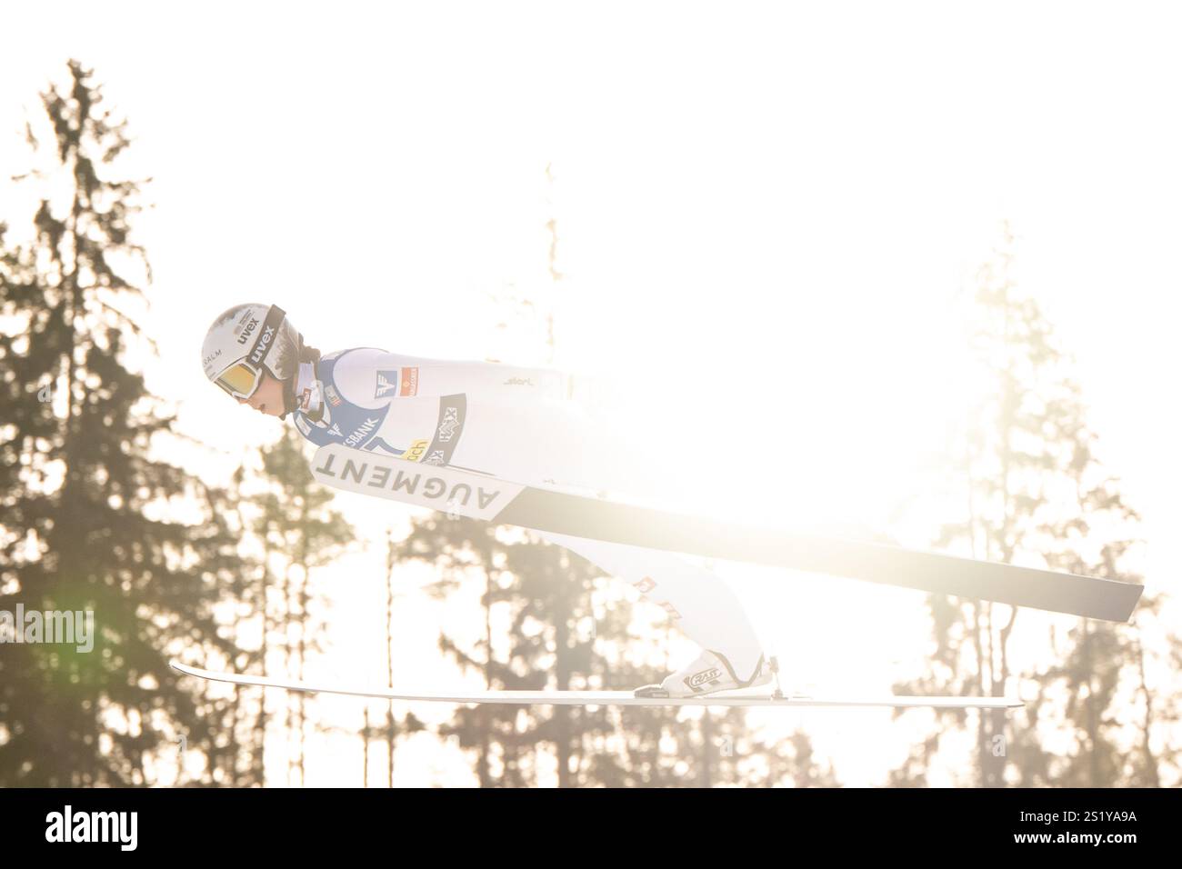 Lisa Eder (Oesterreich) im Gegenlicht, AUT, FIS Viessmann Skisprung ...
