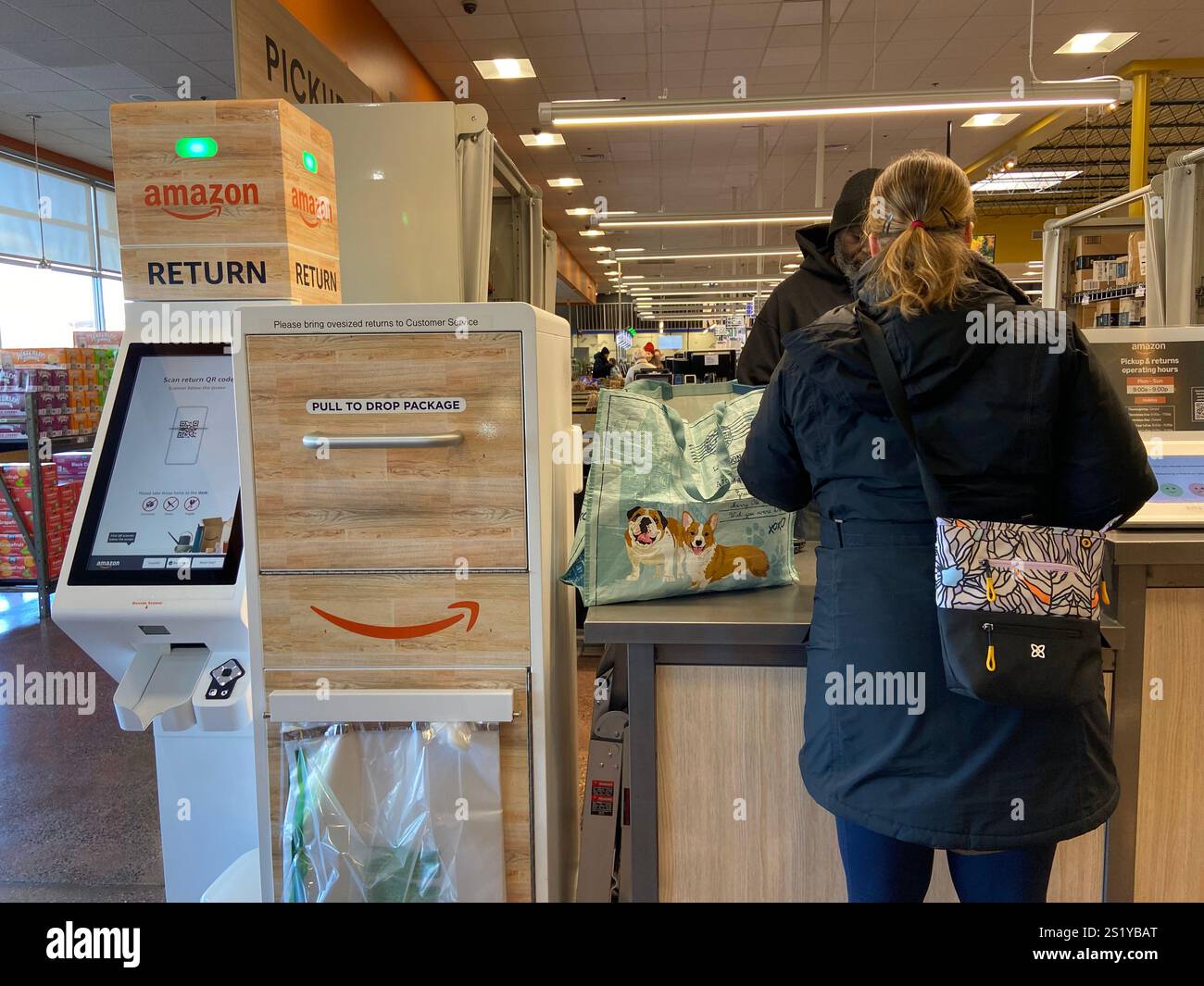 Customer returning goods hi-res stock photography and images - Alamy