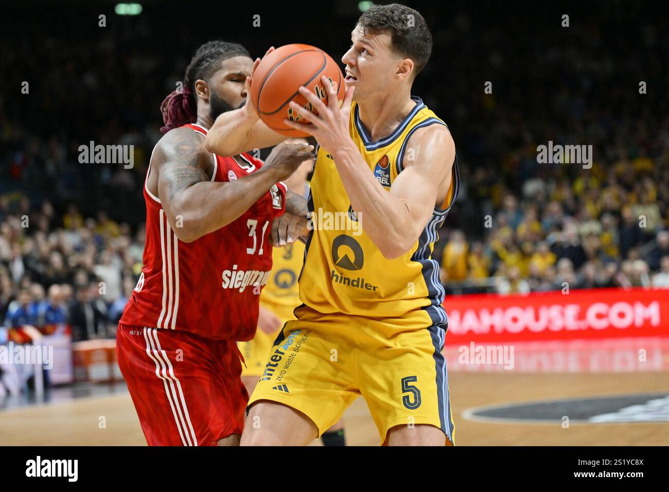 Yanni Wetzell (Alba Berlin, #05), Devin Booker (FC Bayern Muenchen, #31 ...