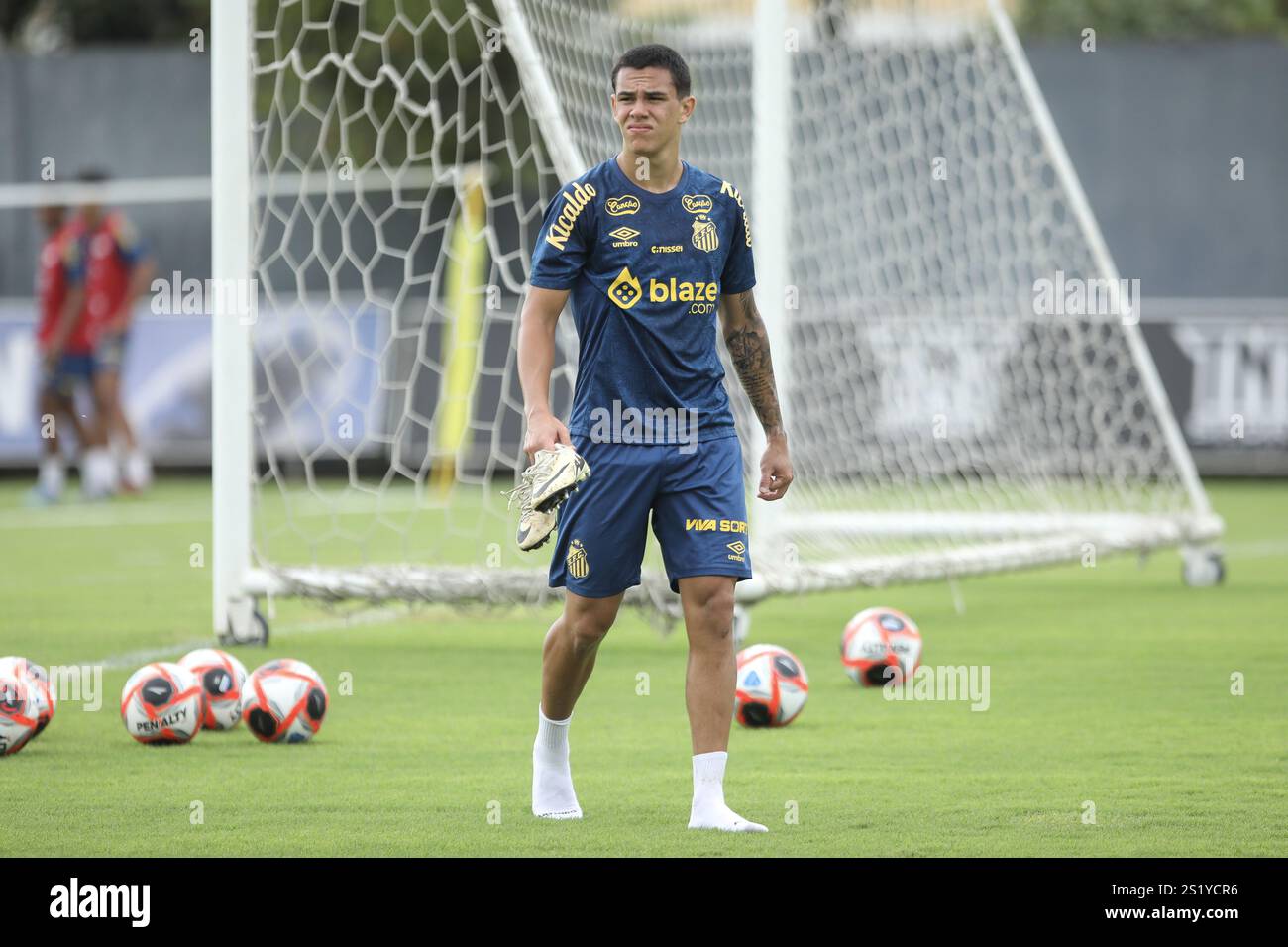 SP - SANTOS - 05/01/2025 - SANTOS, TRAINING - JP Chermont, Santos player, during training at the ...