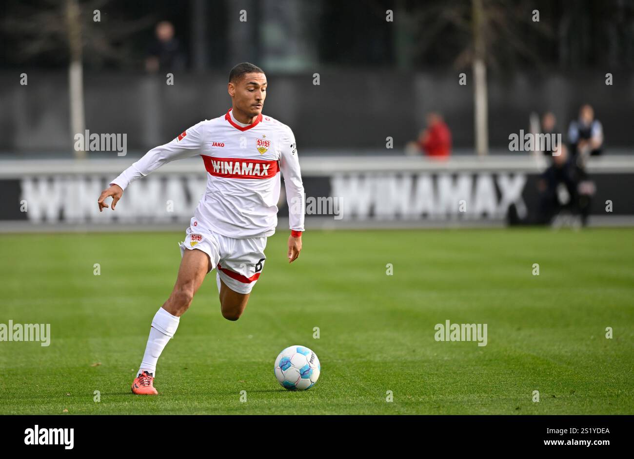 Enzo Millot VfB Stuttgart (08) Aktion am Ball VfB Stuttgart vs Ajax ...