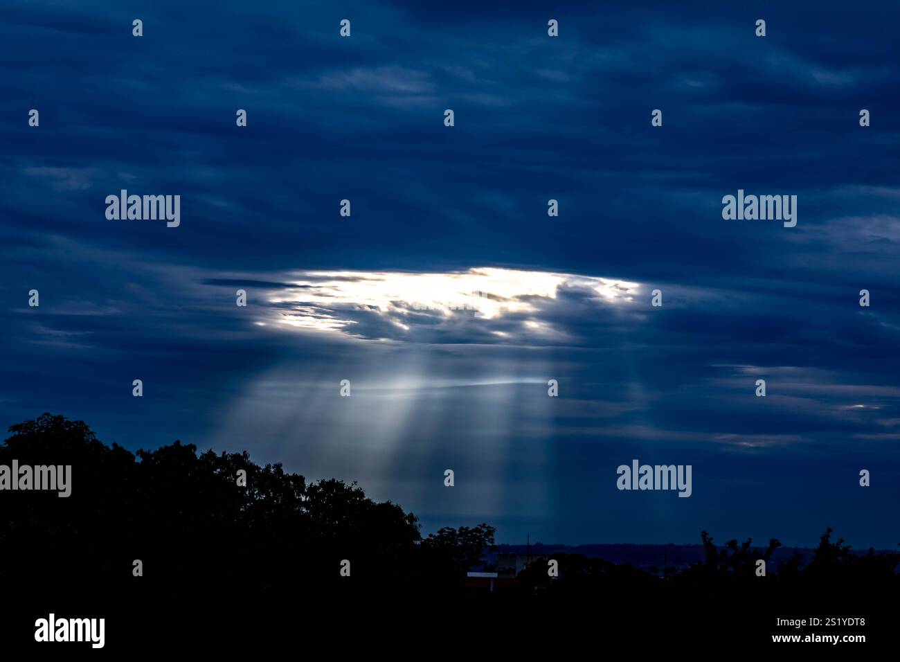 Morning sun rays coming out hi-res stock photography and images - Alamy