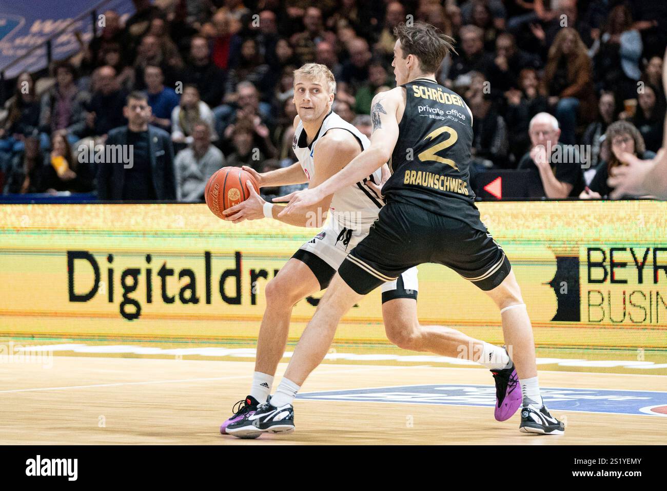Sam Griesel (Nr. 2 Telekom Baskets Bonn) gegen Benny Schroeder (Nr. 2 ...