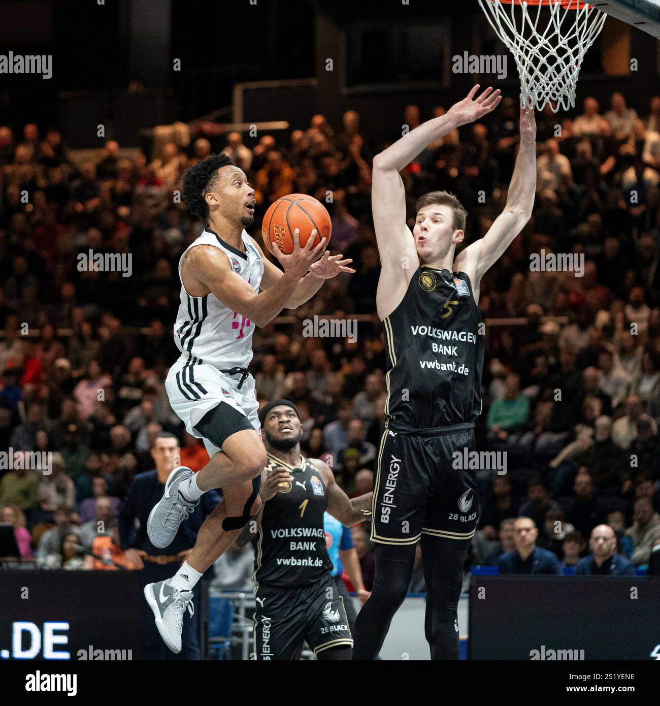 Darius McGhee (Nr. 0 Telekom Baskets Bonn)gegen Luka Scuka (Nr. 5 ...