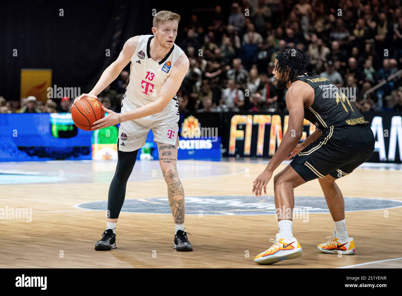 Bodie Hume (Nr. 13 Telekom Baskets Bonn) gegen Chip Flanigan (Nr. 11 ...