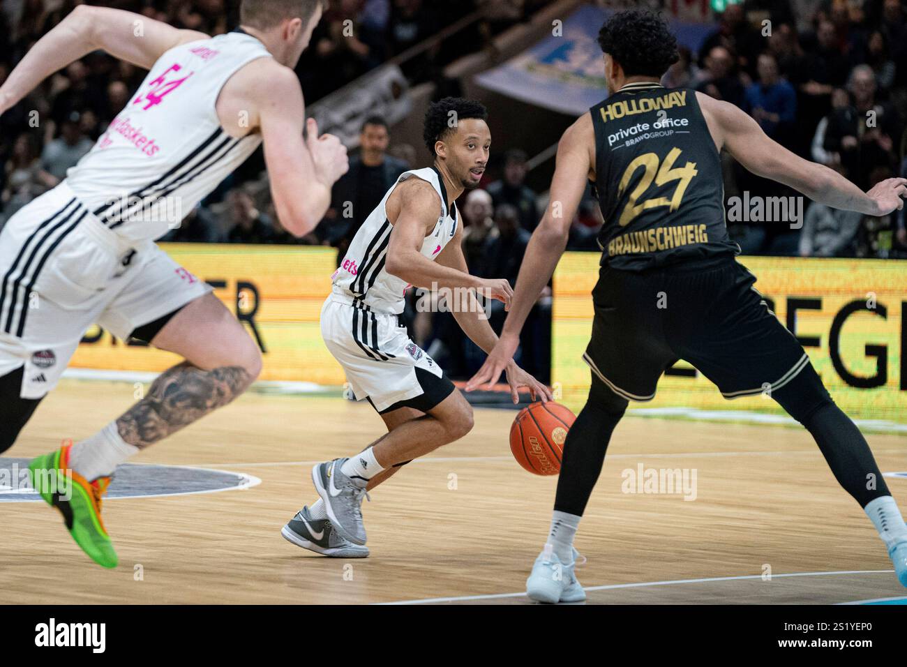 Darius McGhee (Nr. 0 Telekom Baskets Bonn) gegen Romario Holloway (Nr ...