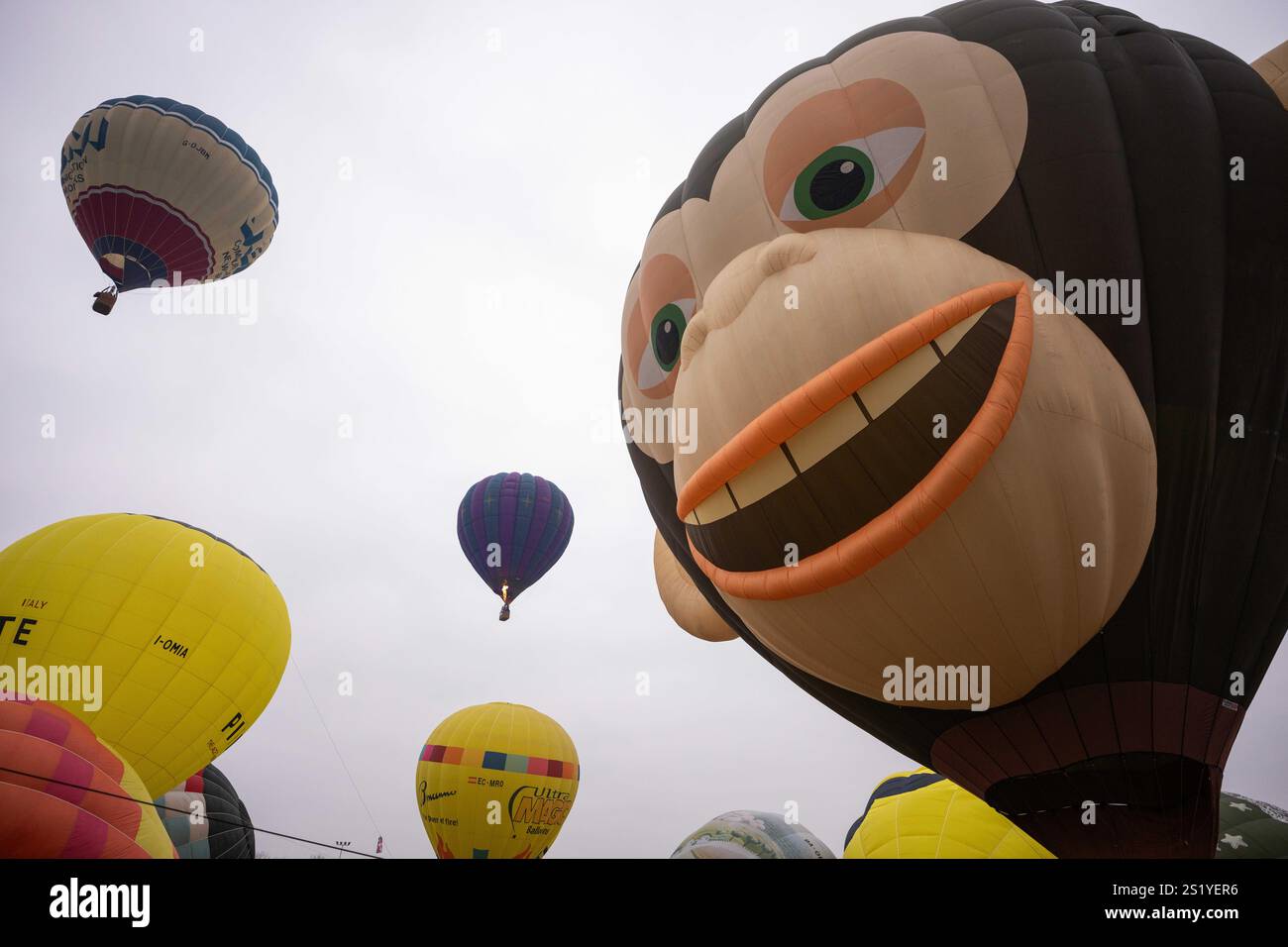 Torino, Italia. 05th Jan, 2025. Balloon crews prepare them for flight ...