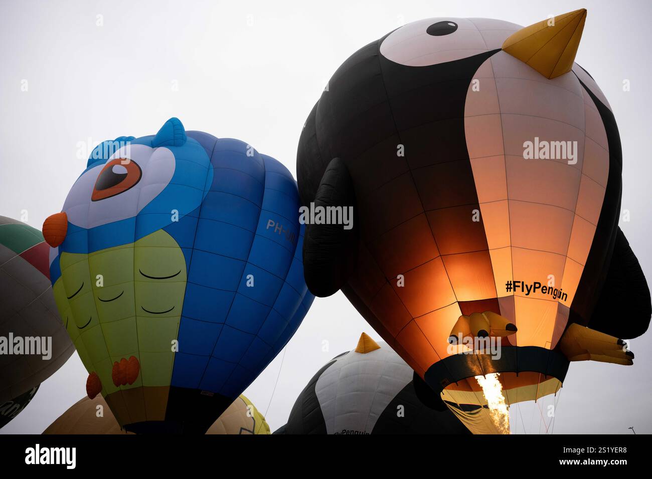 Torino, Italia. 05th Jan, 2025. Balloon crews prepare them for flight ...