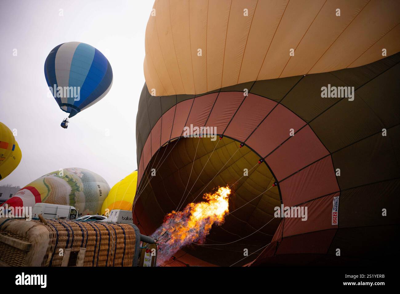 Torino, Italia. 05th Jan, 2025. Balloon crews prepare them for flight ...