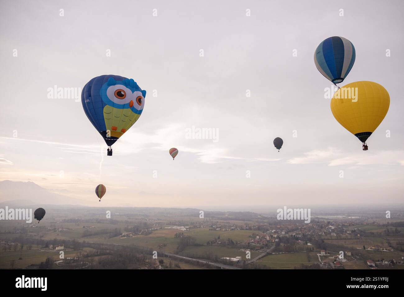 Torino, Italia. 05th Jan, 2025. Hot air balloons fly over Mondovi ...