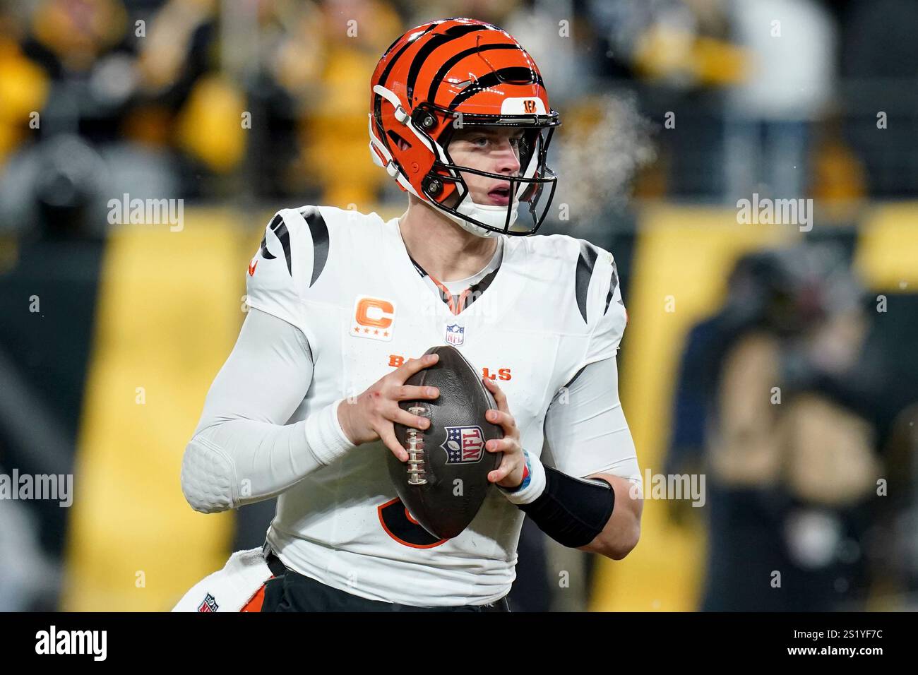 Cincinnati Bengals quarterback Joe Burrow (9) looks to throw during the ...