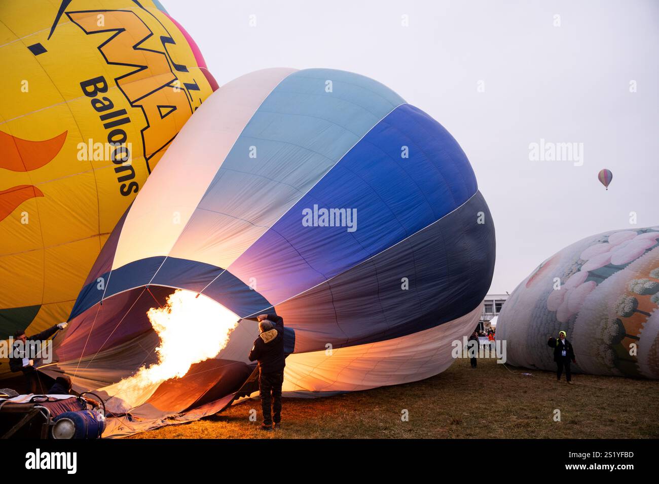 Torino, Italia. 05th Jan, 2025. Balloon crews prepare them for flight ...