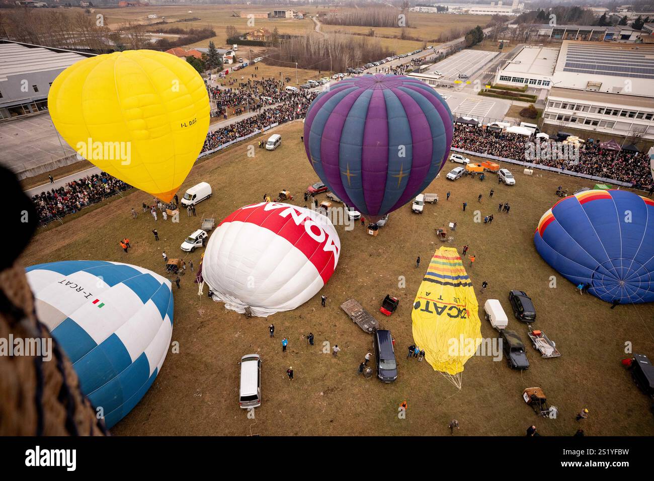 Torino, Italia. 05th Jan, 2025. Balloon crews prepare them for flight ...