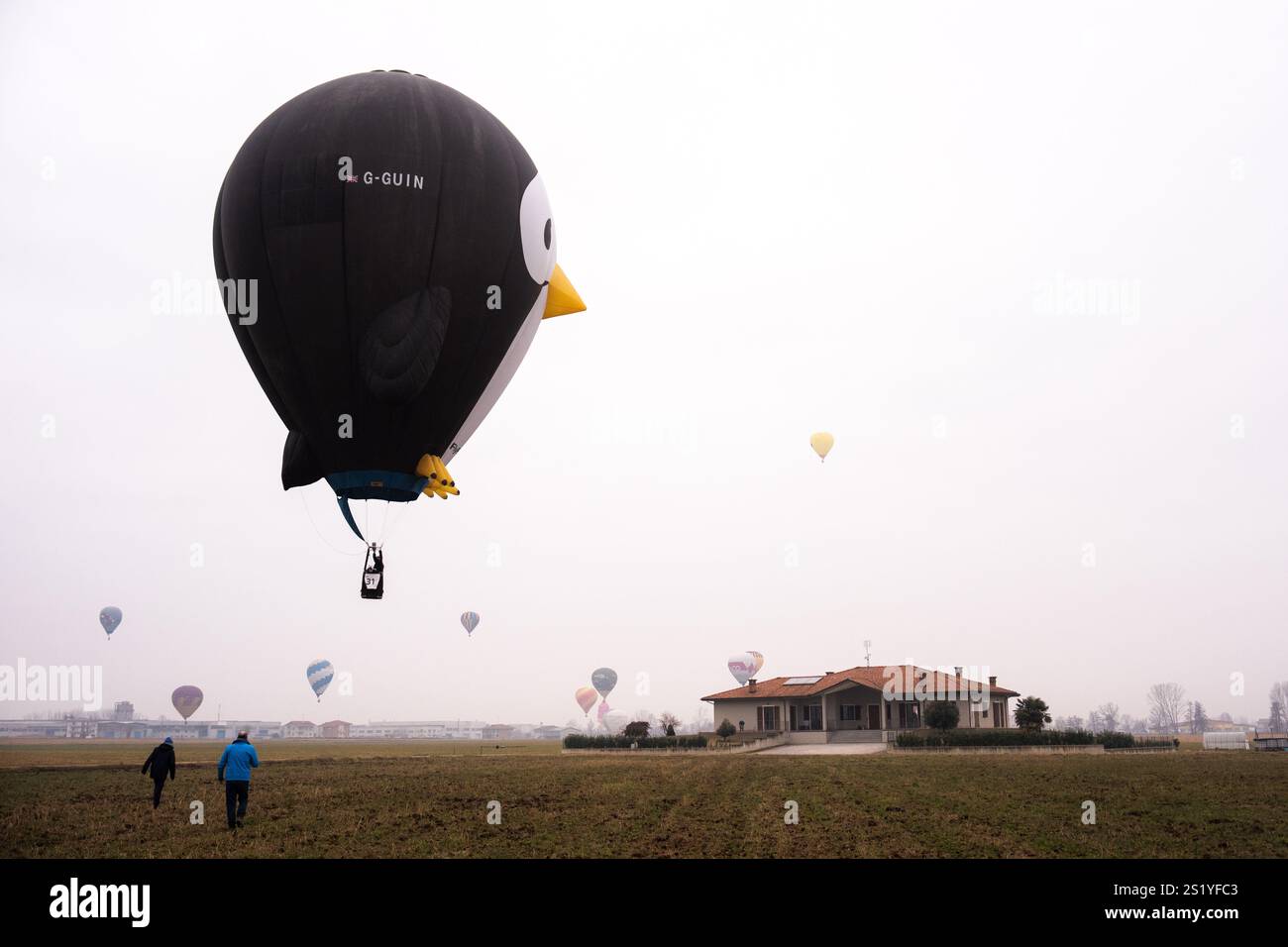 Torino, Italia. 05th Jan, 2025. Balloon crews prepare them for flight ...